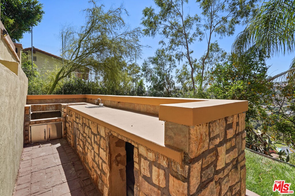 837 Linda Flora Drive, Los Angeles, CA 90049 - SOLD LISTING | MLS ...