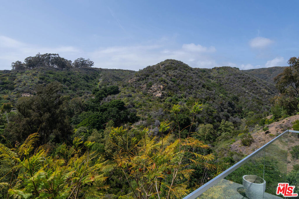 13705 Romany Drive, Pacific Palisades, CA 90272 - SOLD LISTING | MLS ...